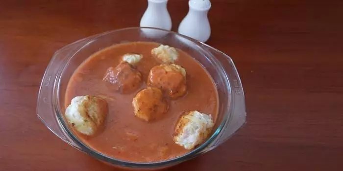 Albóndigas en salsa de crema agria de tomate