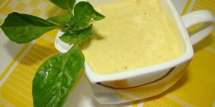 Salsa de queso crema agria en una salsera