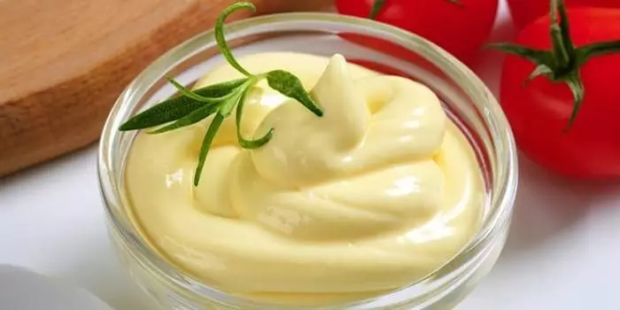 Salsa de crema agria en una salsera