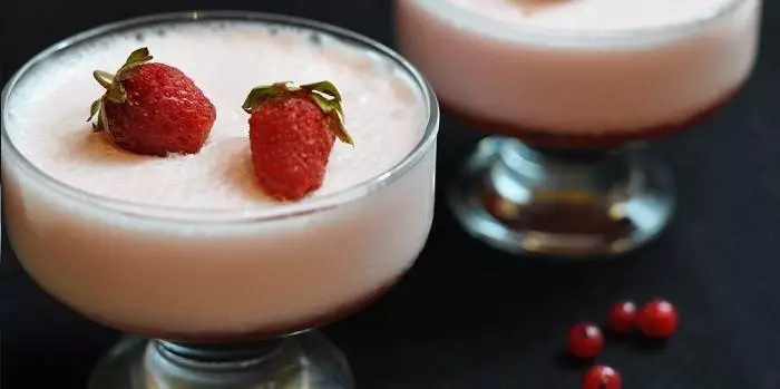 Salsa de crema agridulce en un bol con fresas