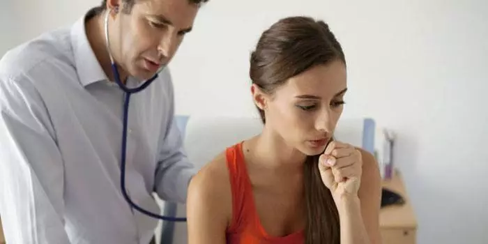 Bác sĩ nghe phổi của phụ nữ
