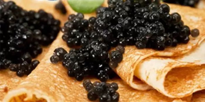 Filloas con caviar negro