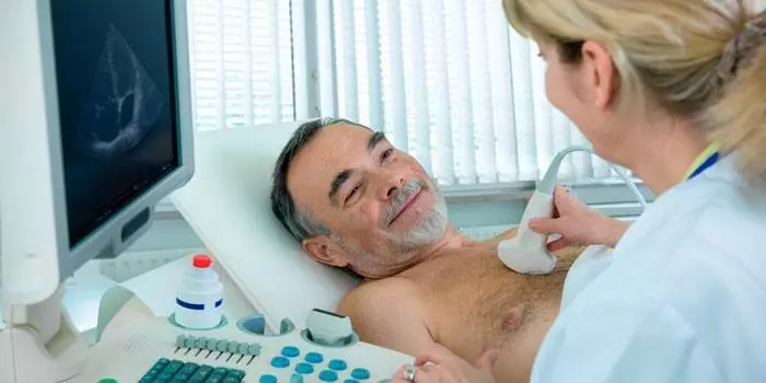 Medikuak gizon bati bihotzaren ultrasoinu bihurtzen dio