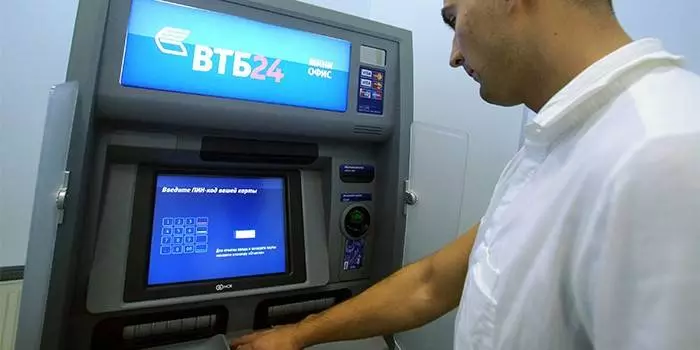 یو سړی د VTB 24 ATM ته نږدې