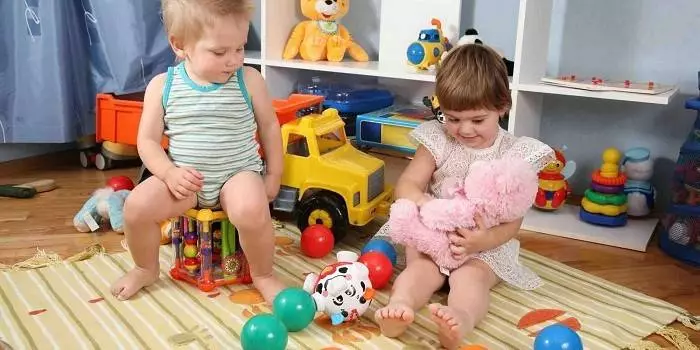 おもちゃで遊ぶ子供たち