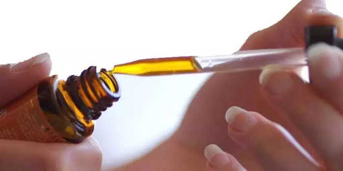 Jar and pipette with oil