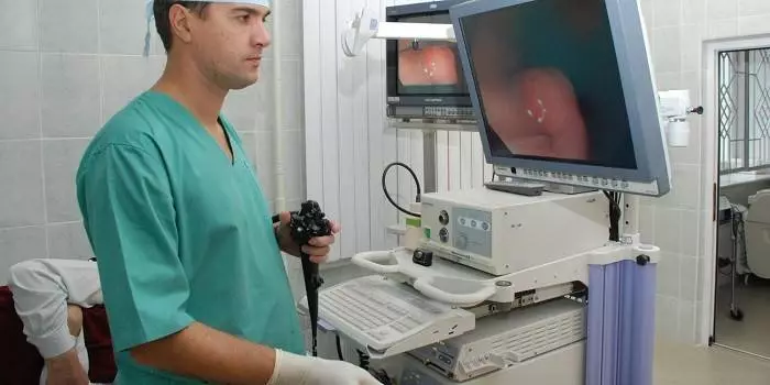 වෛද්‍යවරයා irrigoscopy සිදු කරයි