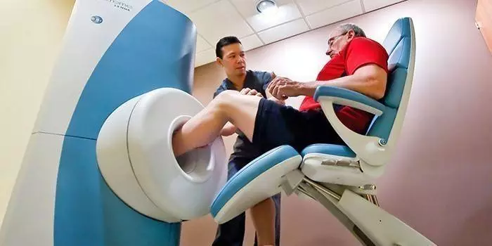 Lalaki na may bukung-bukong MRI
