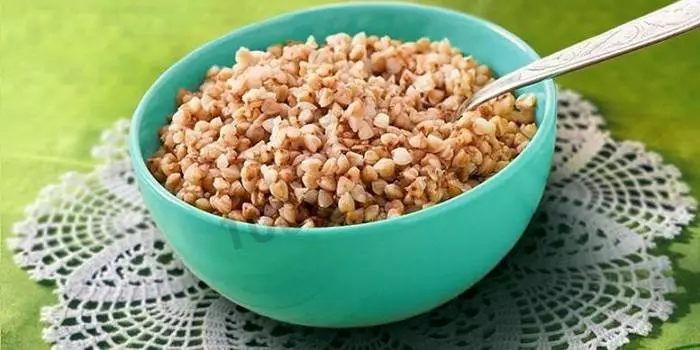 Uji wa Buckwheat uliopikwa kwenye maji kwenye bamba