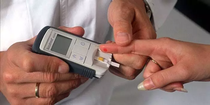 Seorang doktor menjalankan ujian gula darah