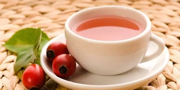 एक कप मध्ये Rosehip decoction