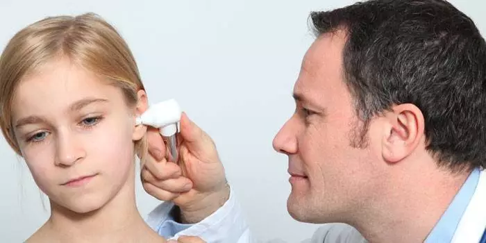 Arst uurib tüdruku kõrva