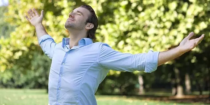 Un hombre se dedica a ejercicios de respiración.