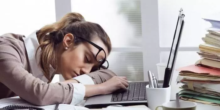 Κορίτσι που κοιμάται στο χώρο εργασίας