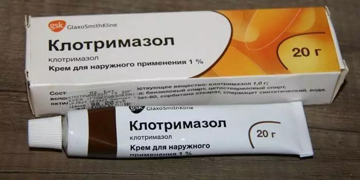 Krem Clotrimazole në paketë