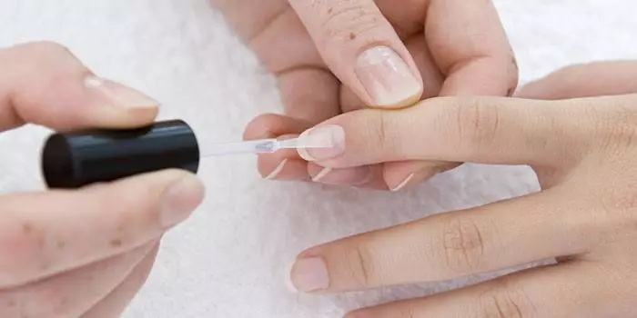 Applying a protective nail polish