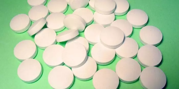 A scattering of white tablets