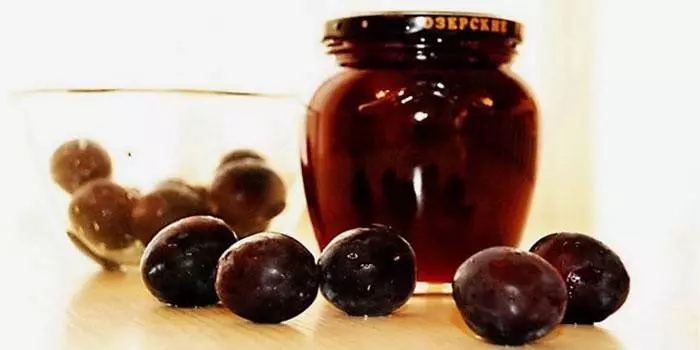 Sloe marmelade u sporom kuhaču