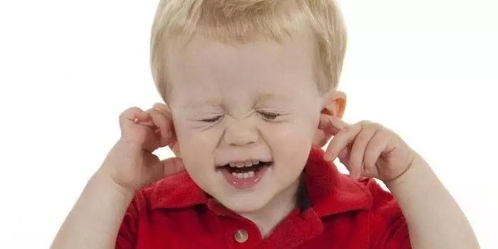 Kind bedeckt Ohren