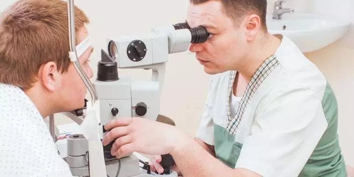 El oftalmólogo revisa la visión del paciente.