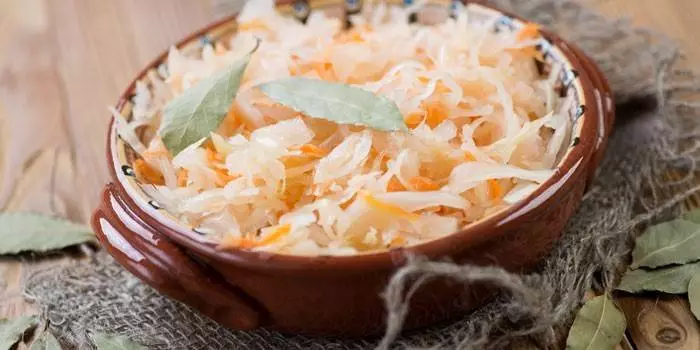 Sauerkraut med gulerødder på en tallerken