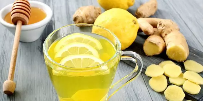 Minuman oyod jahe nganggo lemon lan madu ing cangkir