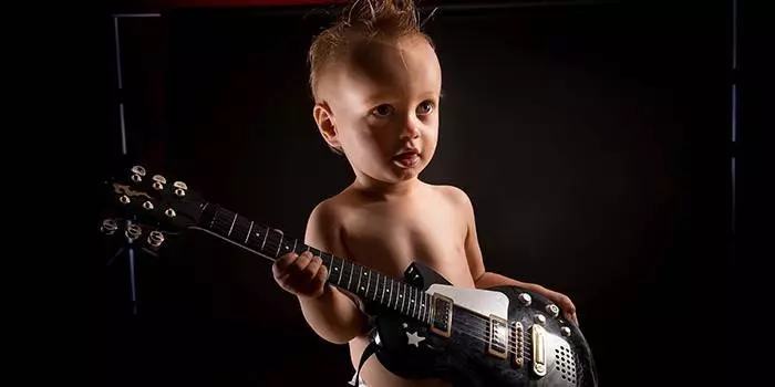 Дете с електрическа китара