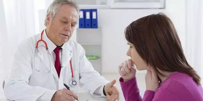 Menina na consulta médica