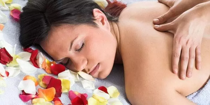 Mujer recibiendo masaje de columna torácica