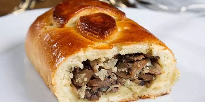 Pâte levée à la viande et aux champignons