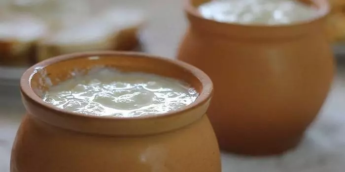 Tuisgemaakte jogurt in potte