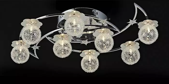 Ang chandelier sa kisame nga adunay mga suga sa halogen