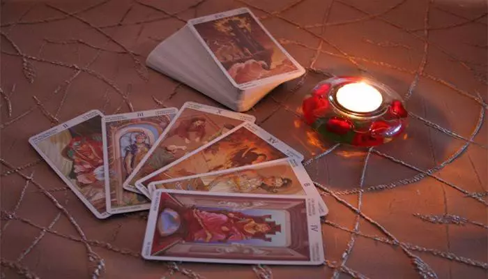 Gələcək üçün tarot haqqında danışan bəxt