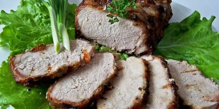 Hausgemachtes gekochtes Schweinefleisch mit Knoblauch