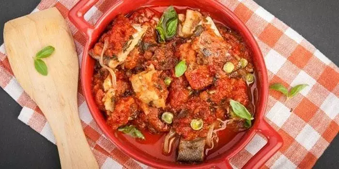 Pescado con salsa de tomate