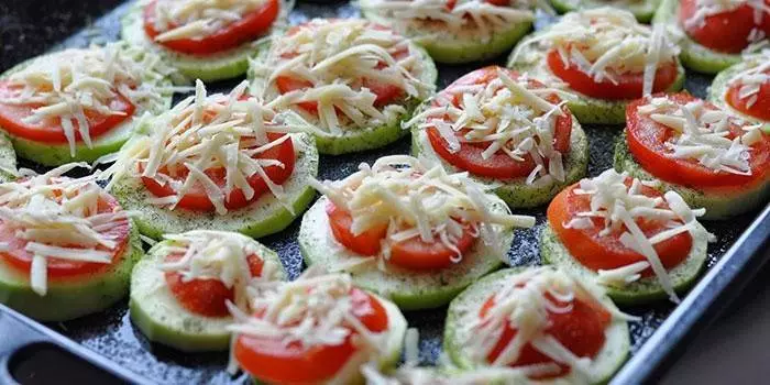 Zucchini-Tomaten-Aperitif, bevor es in den Ofen geht