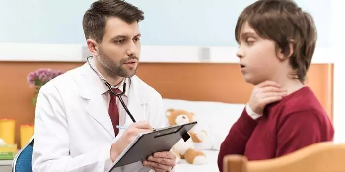Bambino in consultazione con un medico