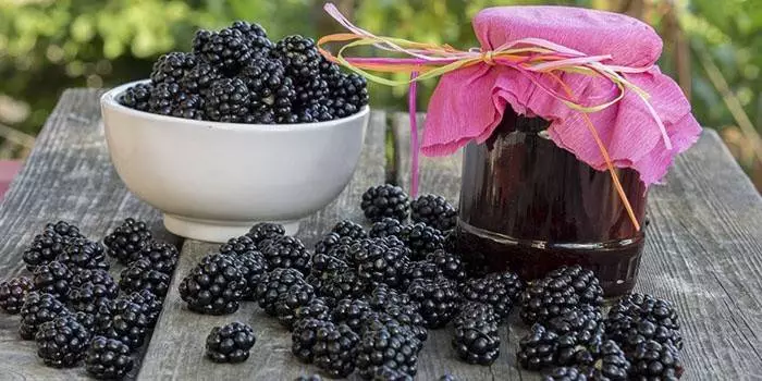 Frutti di bosco e un barattolo