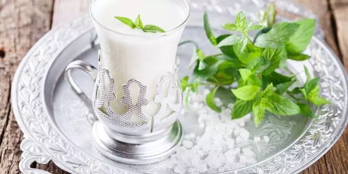 Boisson au lait fermenté et menthe