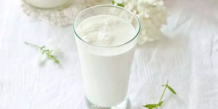 Σπιτικό ayran σε ένα ποτήρι