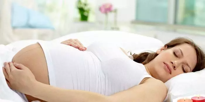 Nėščia moteris miega