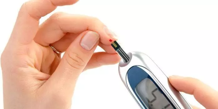 Blutzucker messen mit einem Glukometer