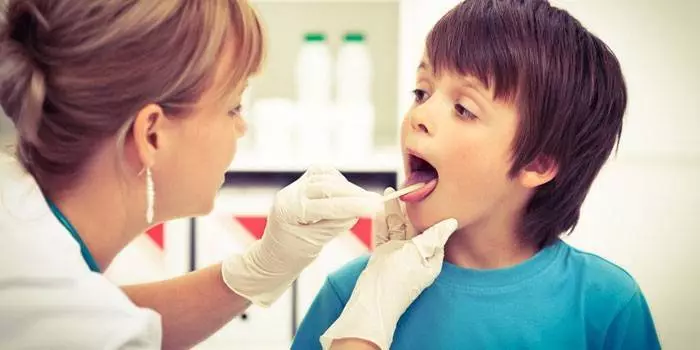 Bambino in corso di visita da un medico