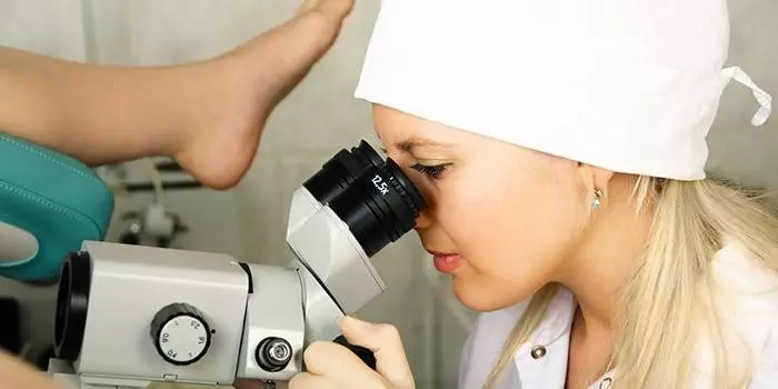 Le gynécologue examine un patient