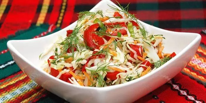 Salad dengan kubis dan lada bel