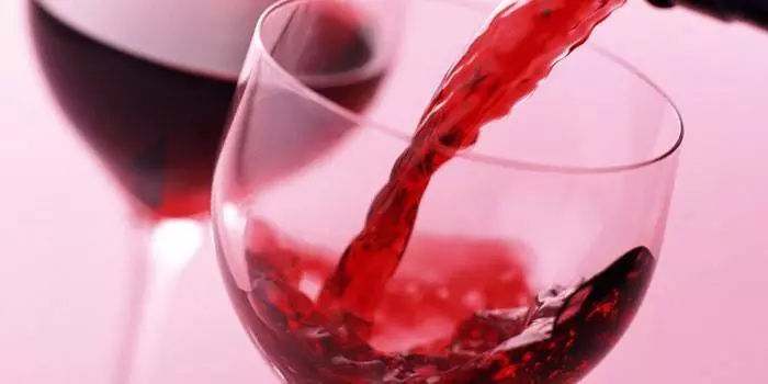 Le vin rouge est versé dans un verre