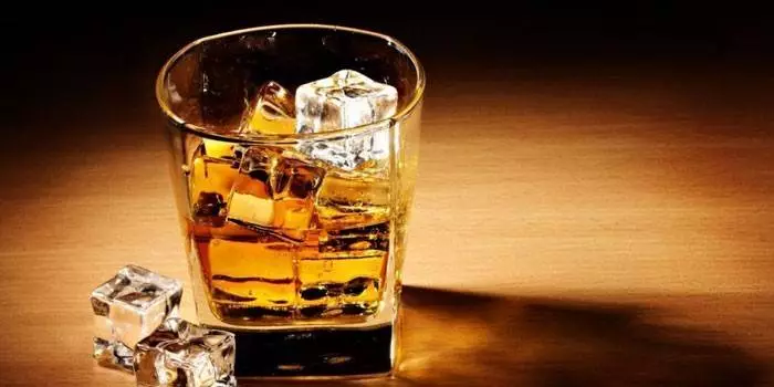 Whisky con ghiaccio in un bicchiere