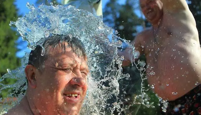 'S Ochtends koud water gieten - voordelen en nadelen, flashmob-relais (video en recensies)