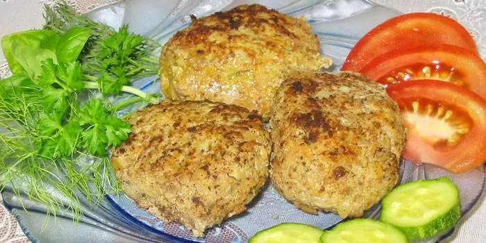 Chuletas de carne con calabacín y zanahorias