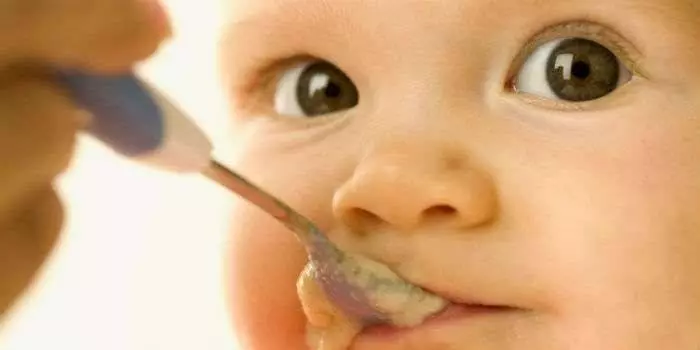 Cucchiaio per dare da mangiare al tuo bambino
